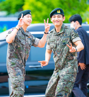 [사진]BTS 뷔-RM,'귀여운 브이~' - OSEN