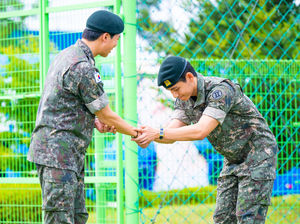 [사진]BTS 뷔-RM,'서로 전역을 축하하며' - OSEN