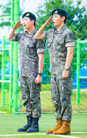 [사진]BTS RM-뷔,'충성! 무대에서 만나요' - OSEN