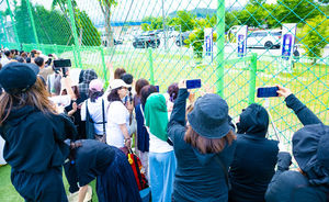 [사진]군제대 전역식 마치고 떠나는 BTS 뷔-RM 배웅하는 아미들 - OSEN