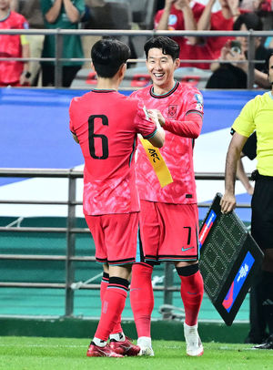 [사진]'손흥민, 캡틴에게' - OSEN