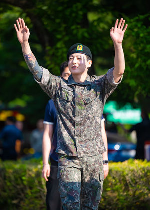 [사진]전역 BTS 정국,'우리 무대서 다시 만나요' - OSEN