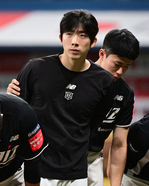 ‘다승 2위’ 트레이드 성공작이 사라졌다…‘벌써 8승’ 월간 MVP 후보까지 올랐는데, 왜 1군 말소됐나 - OSEN