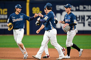 [사진]승리 기뻐하는 NC - OSEN