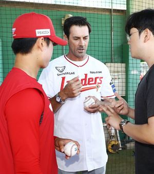 ‘ML 163승+WS MVP+판타스틱4’ 레전드 투수 방문에 열광한 투수 유망주들 “조언 듣기만 해도 큰 동기부여” - OSEN