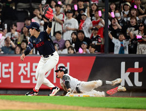 [사진]권동진, '번트 안 되는 날' - OSEN