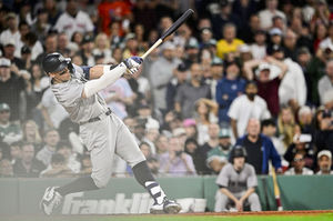 ‘미쳤다, 160km 강속구를 135m 초대형 홈런’ 저지, 9회 극적 동점포 ’그린몬스터’ 넘겼다. ML 홈런 단독 1위 - OSEN