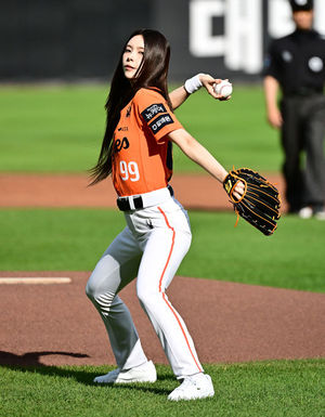 [사진]아일릿 윤아, 파워풀 시구 - OSEN