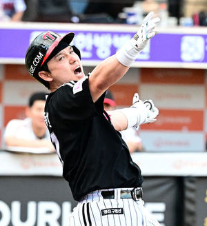 [사진]박동원, 폰세 157km 빠른 볼에 삼진 - OSEN