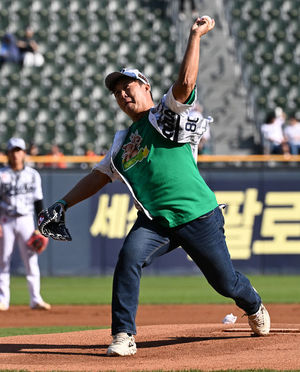 [사진]정준하, 'OB 원년팬의 두산 승리 시원 시구' - OSEN