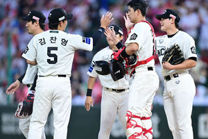 [사진]연패 탈출에 기뻐하는 SSG - OSEN