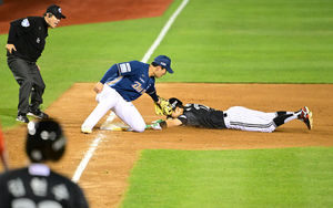 [사진]이중도루 성공하는 LG - OSEN