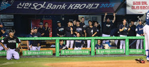 [사진]주저앉은 이지강과 기뻐하는 NC - OSEN