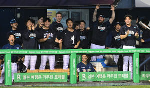 [사진]최정원 동점 득점에 환호하는 NC - OSEN