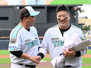 [사진]이범호 감독,2500안타 최형우 대단해' - OSEN