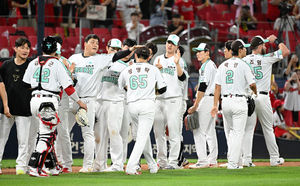 [사진]5연승 기쁨 나누는 KIA - OSEN