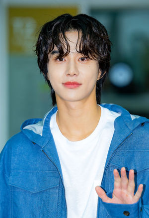 [사진]NCT 정우,'궂은 날씨 속에서도 자체 발광' - OSEN