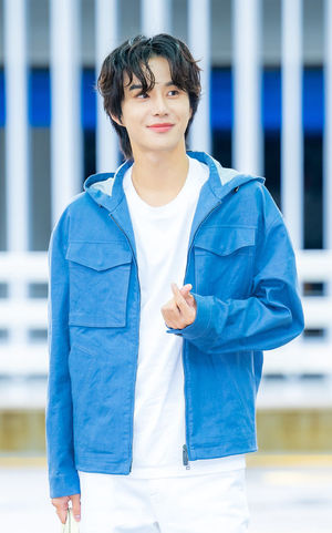 [사진]NCT 정우,'팬들을 바라보며 손하트' - OSEN