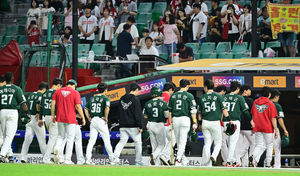 [사진]연장11회 무사 2루서 끝내기 승리 놓친 SSG - OSEN