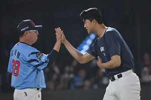이제 정말 '몰카' 아니다…'홈런 1위' 돌려세운 157km 강속구, 김태형 뚝심이 9년차 '아픈 손가락'을 치유하나 - OSEN