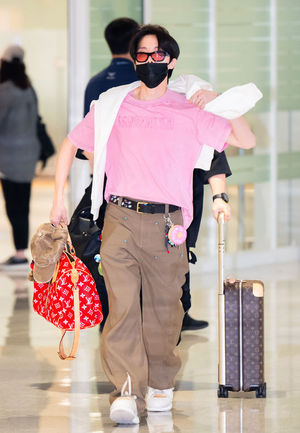 [사진]BTS 제이홉,'펄럭이는 패션' - OSEN