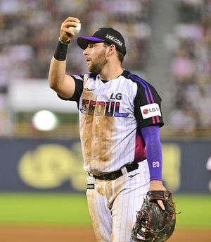 [사진]박찬호 타구 잡으며 병살 잡은 오스틴 - OSEN