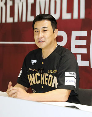 ‘SSG·한화 팬들 앞에서 은퇴식’ 김강민 “2차 드래프트 이제 아무렇지 않아, 오늘은 행복한 날” [오!쎈 인천] - OSEN