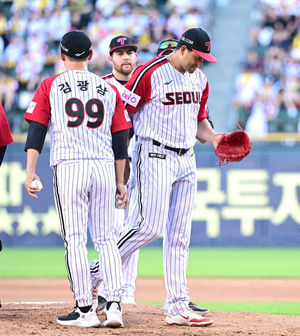 [사진]6회 못버티고 물러나는 LG 선발 치리노스 - OSEN