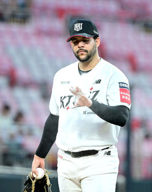 [사진]KT 선발 헤이수스, '안풀리는 하루' - OSEN