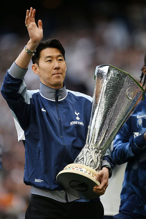 "손흥민 다음 주장으로 딱!" 캡틴 SON 끝 보인다...'9살' 어린 수비수로 교체 전망→"토트넘 미래 책임질 선수" - OSEN