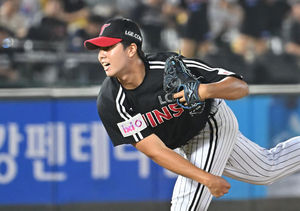 ‘153km-153km-153km-153km’ 시원한 데뷔전, LG에 또 파이어볼러 신인 등장하다…드래프트에서 눈물 펑펑 흘렸던 그 선수 - OSEN