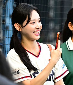 [사진]김다영 아나운서, 남편 배성재 시구에 즐거워 - OSEN