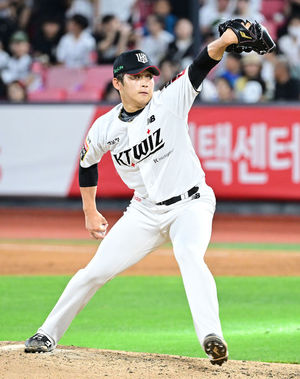 [사진]9회 2사 1, 3루 상황에서 출격한 KT 박영현 - OSEN