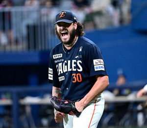 [사진]한화 선발 폰세, 1-6-4 병살 이끌며 짜릿한 포효 - OSEN