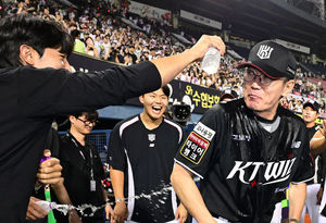 물벼락 맞은 사령탑의 환한 웃음…KT 이강철 감독 ‘역대 최고령 500승’[지형준의 Behind] - OSEN