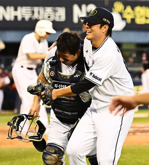 ‘이래서 152억 안겼구나’ 15전16기 감격 첫 승, 예비 FA 잠수함이 전한 진심 “의지 형 없었으면 못 버텼다” - OSEN