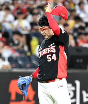 [사진]양현종,'볼넷으로 만루 위기' - OSEN