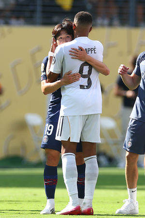 PSG '꿀케미' 추억... '잘 지냈어?' 이강인-음바페, 오랜만에 뜨거운 포옹→한솥밥 먹었던 사이 - OSEN