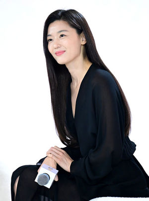 [사진]전지현, '눈빛까지 진지하게' - OSEN