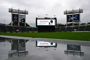 결국 비 쏟아졌다, '엘롯라시코' 롯데-LG전 우천 취소, 18일 선발 손주영vs감보아 - OSEN