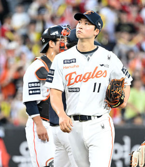 ‘대형 FA 계약→ERA 6점대’ 78억 잠수함 결국 불펜행…김경문 감독 “나중에 다시 잘하면 선발 시켜달라고” - OSEN