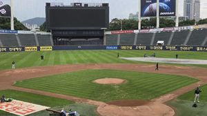 비 예보 사라졌다→방수포 걷었다, 롯데-LG 라인업 발표...'1군 복귀' 윤동희 5번 vs 트레이드 천성호 2번 - OSEN