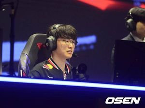 [EWC] '디펜딩 챔프' T1, 유럽 챔프 MKOI 2-1로 꺾고 4강 진출(종합) - OSEN