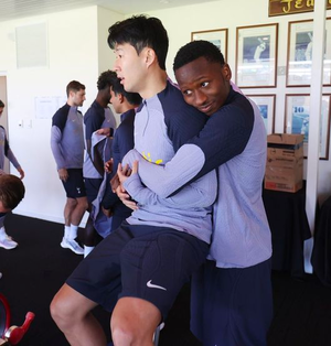 '흥민이 형~' 백허그 주인공 사르의 여전한 SON 사랑 "착한 사람 그 자체" 애정 뿜뿜 인터뷰 - OSEN