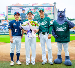 [사진]최정,'500홈런 KBO 시상식' - OSEN