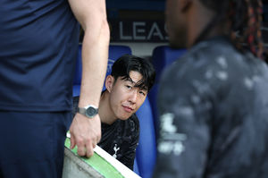 "SON 남아도, 떠나도 좋다! 단 잔류=주전 공식 성립 X"... 기량 꺾인 손흥민 고민 커진다 - OSEN