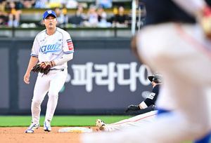 [사진]만루 위기 넘기는 KT - OSEN
