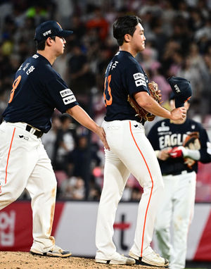 [사진]정우주 격려하는 노시환 - OSEN