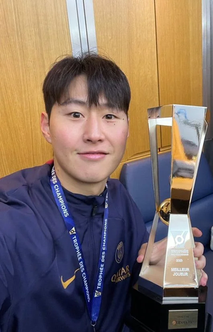 大반전! "이강인, PSG 떠날 조짐 없다"... 벤치 멤버 LEE, 다음 시즌에도 파리지앵? - OSEN