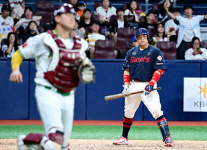 [사진]롯데 유강남, '희생번트 실패에 얼음' - OSEN